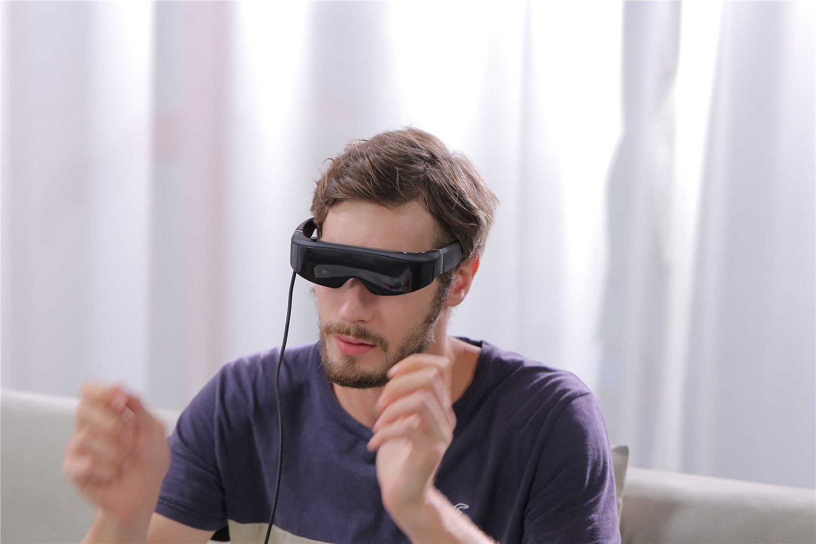 カスタム3DVRリアリティメガネ 1080P 43度FOVヘッドマウントディスプレイ